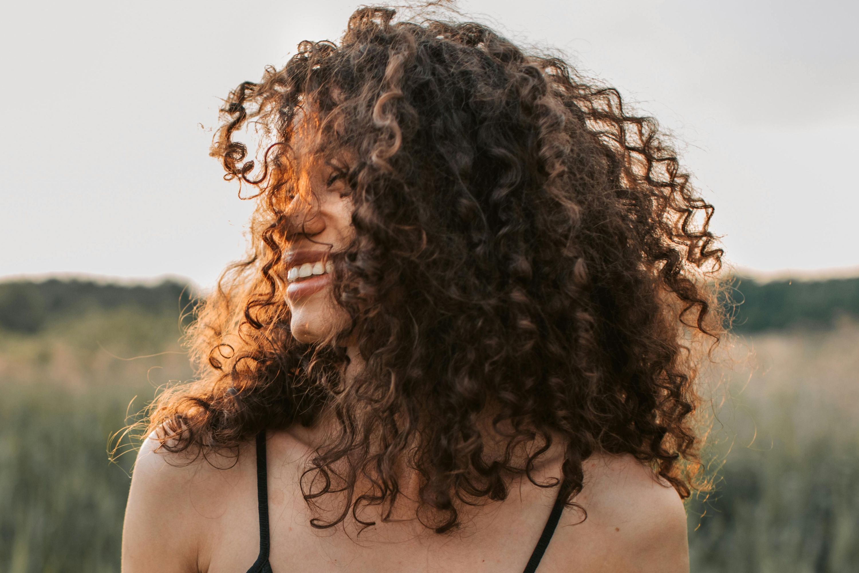 Cuidado del cabello rizado natural: 8 consejos expertos para mantenerlo ...